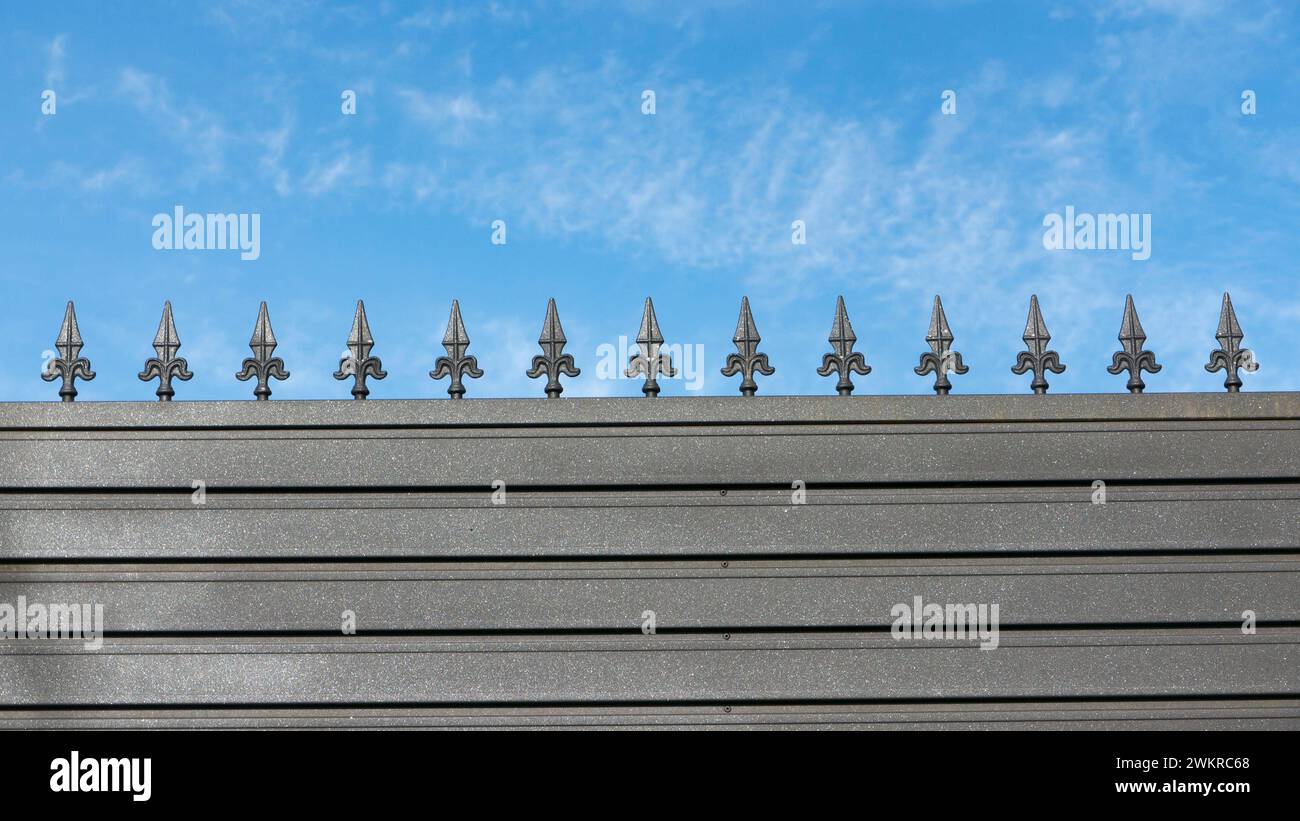 Wall spikes hi-res stock photography and images - Alamy