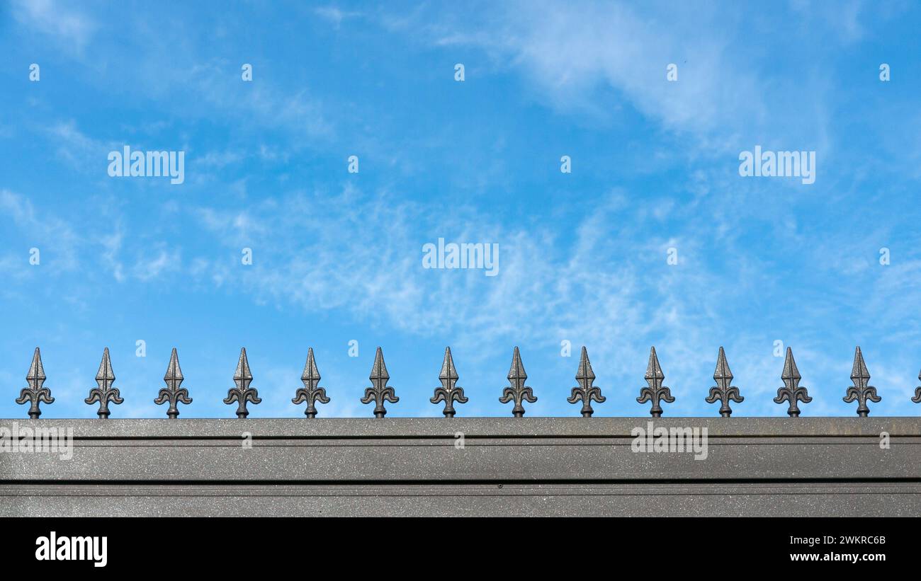 Wall spikes hi-res stock photography and images - Alamy
