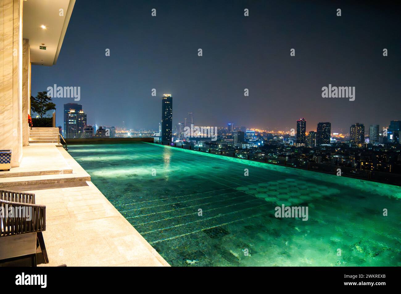 Bangkok hotel roof top pool hi-res stock photography and images - Alamy