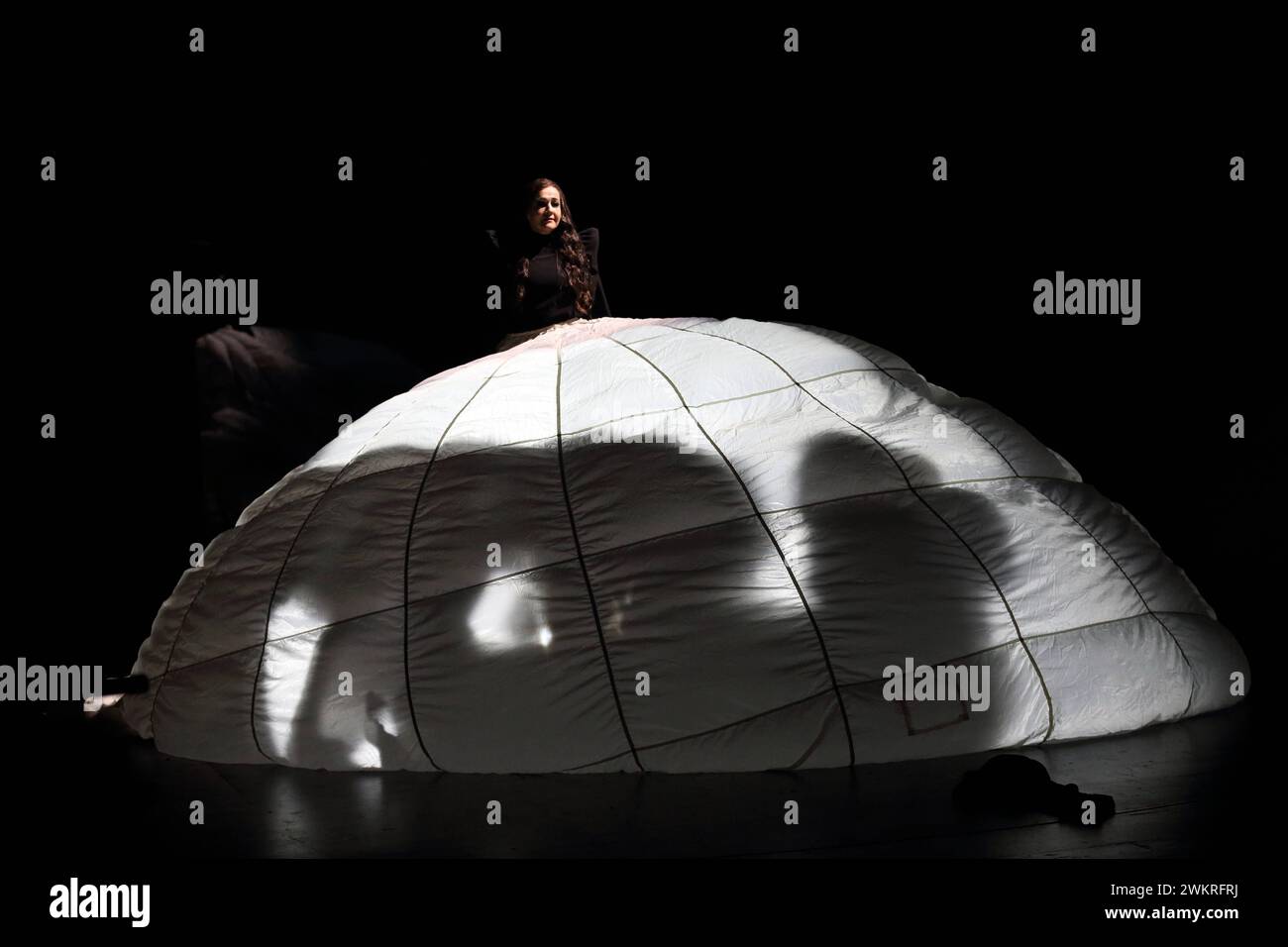 Almut Zilcher als Penthesilea Erzählerin sowie die Silhouetten von Eka ...