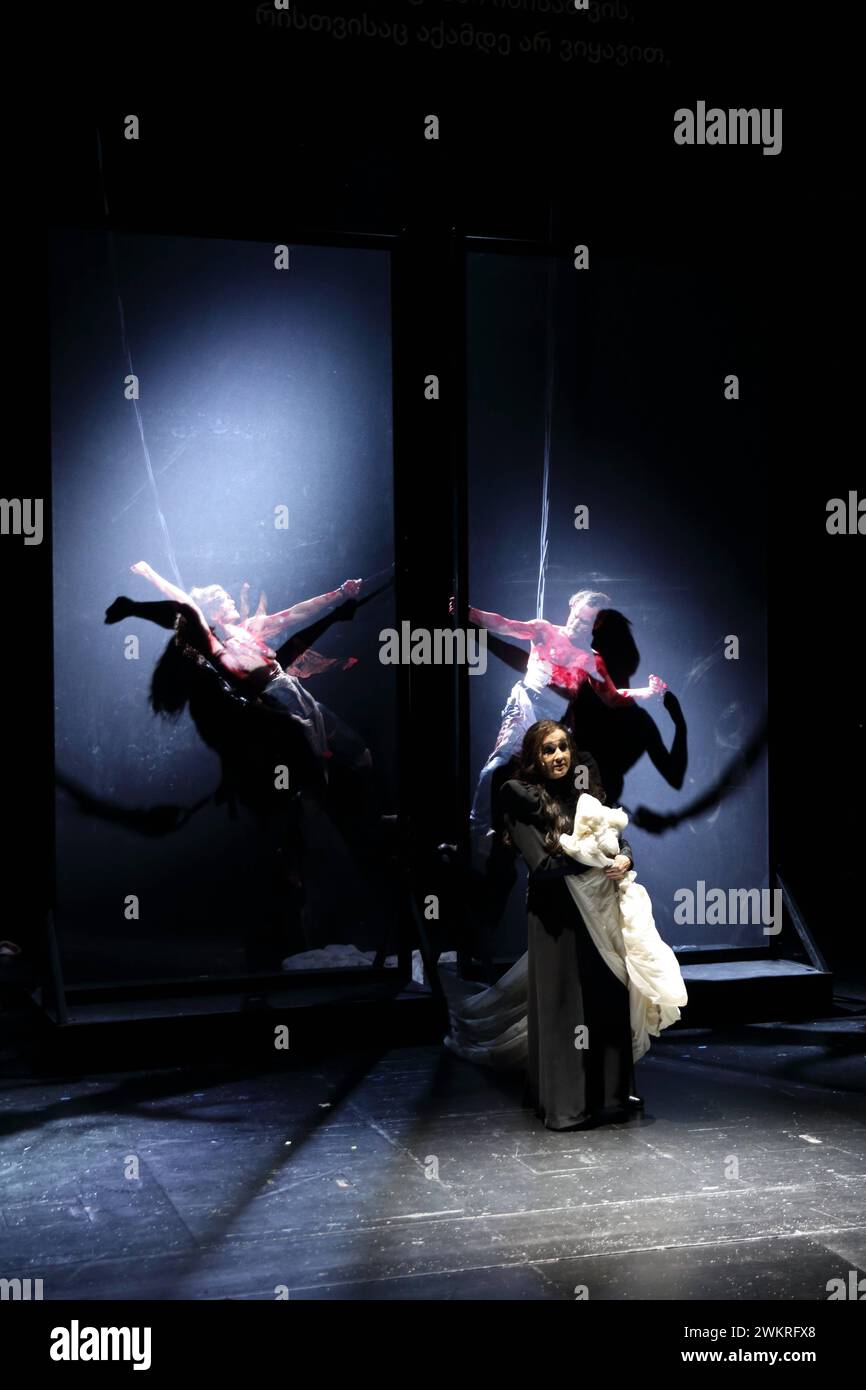 Eka Nizharadze als Penthesilea, Manuel Harder als Achill und Almut ...