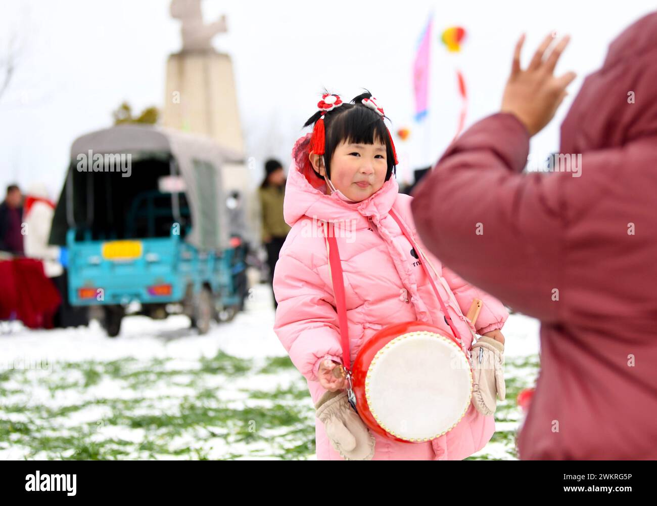 (240222) -- BAOFENG, Feb. 22, 2024 (Xinhua) -- A girl poses for photos ...