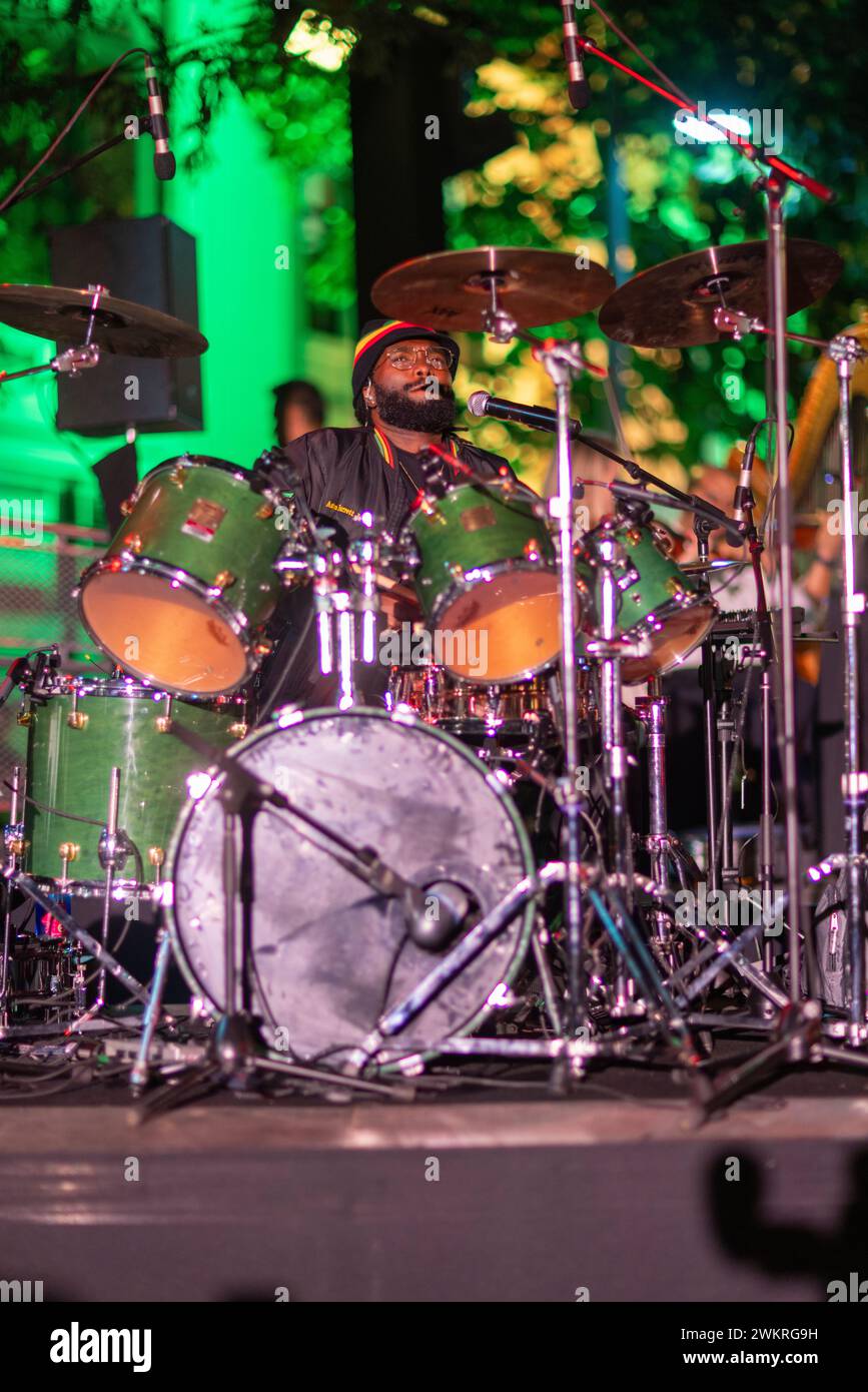 Members of the reggae group The Wailers performs along with the Miami ...