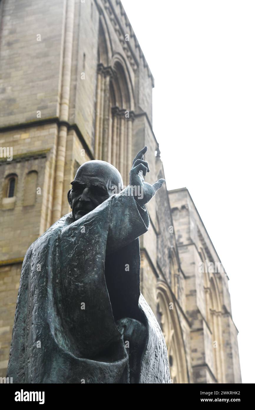 St Richard statue Chichester Cathedral Stock Photo - Alamy