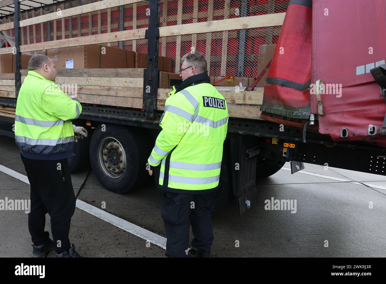 Eichelborn, Germany. 22nd Feb, 2024. Police officers check a truck ...