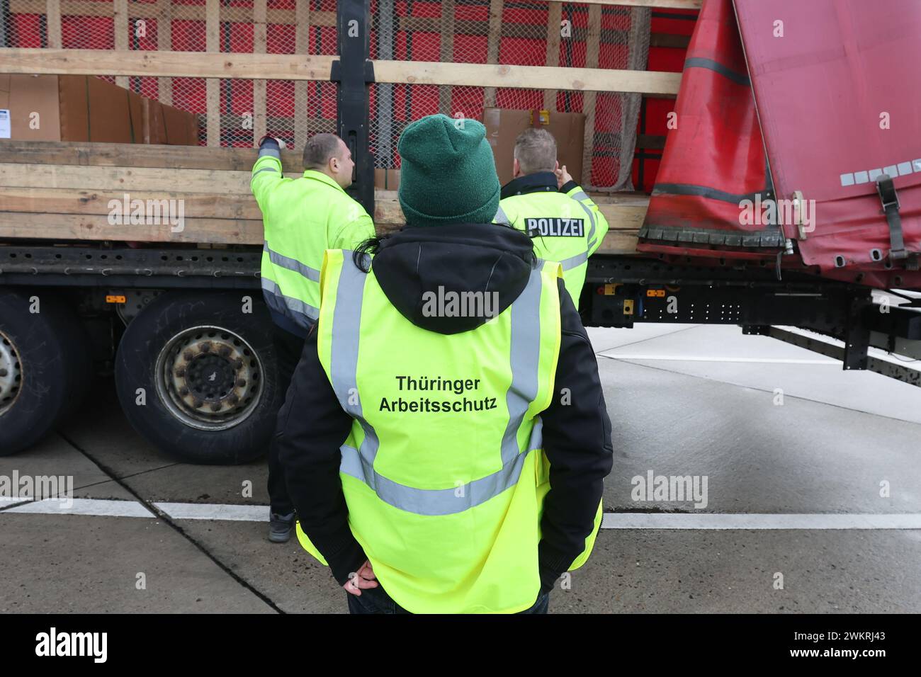 Eichelborn, Germany. 22nd Feb, 2024. An employee of the Thuringian ...