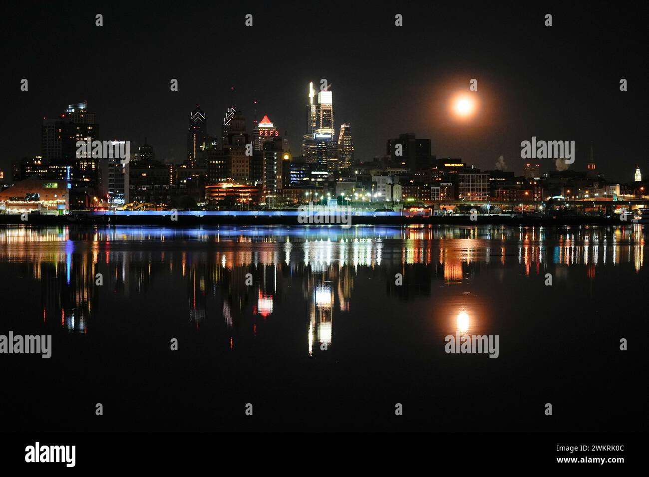 The moon sets over the Delaware River and the skyline in Philadelphia ...