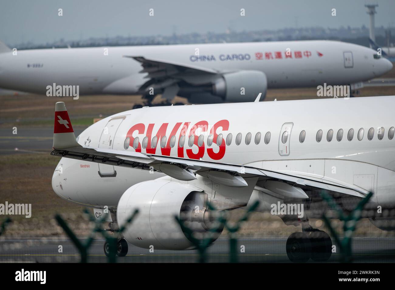 Der Airbus A220-300 Mendrisio der SWISS rollt zum Start, im Hintergrund ...