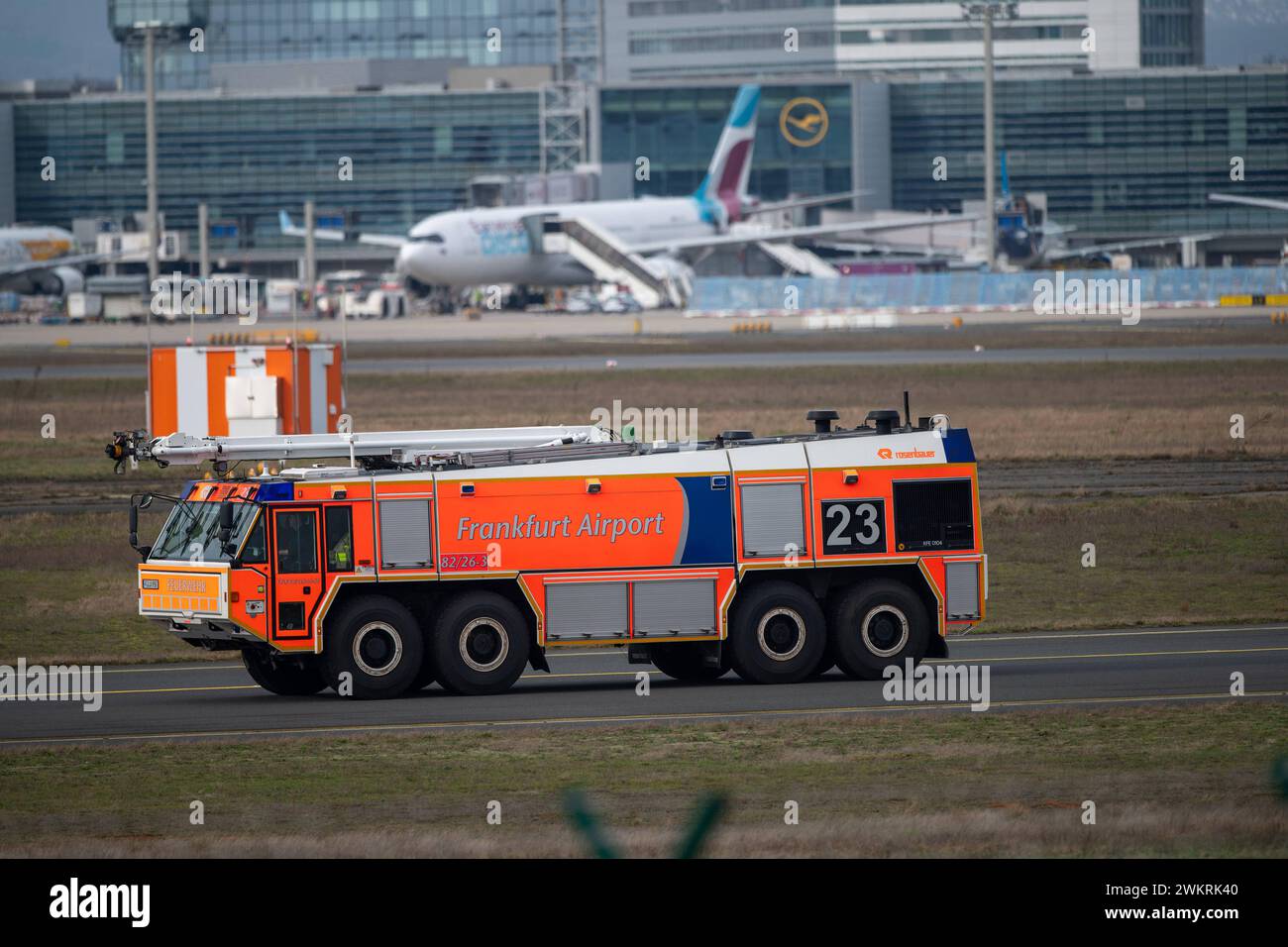 Ein Loeschfahrzeug der Flughafen-Feuerwehr faehrt ueber da Vorfeld, am ...