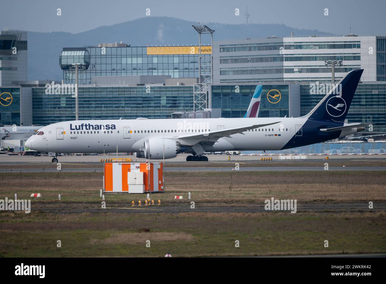 Die Boeing 787-9 WIESBADEN der Lufthansa rollt zum Start, am ...