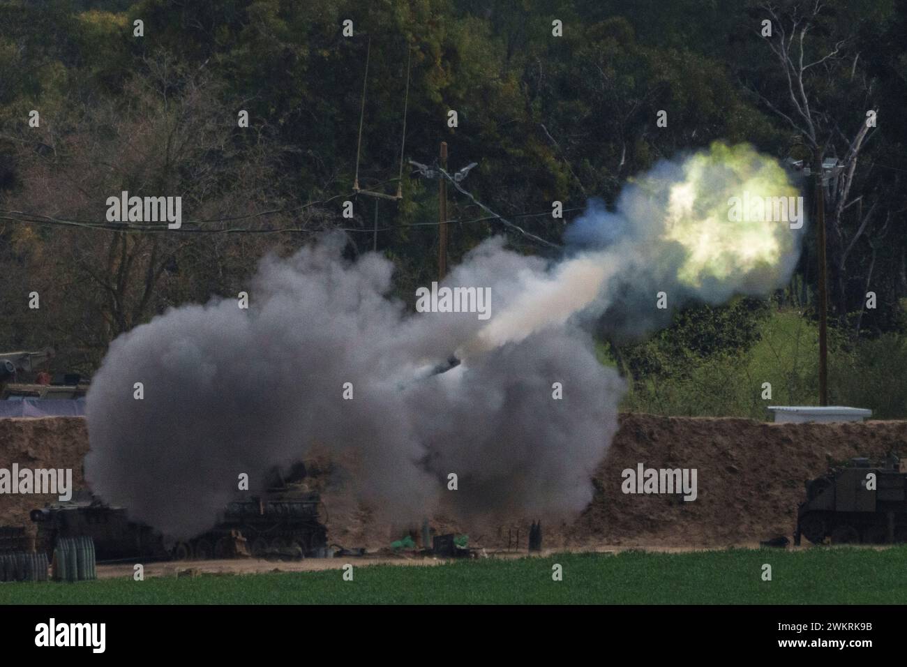 An Israeli mobile artillery unit fires a shell from southern Israel ...
