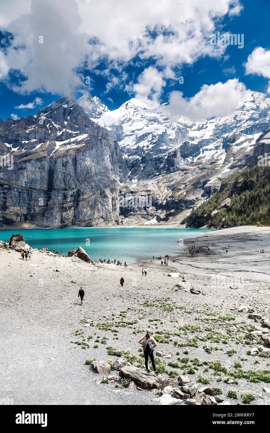 Scenic view of Oeschinen Lake (Oeschinensee) and Blüemlisalp mountain ...