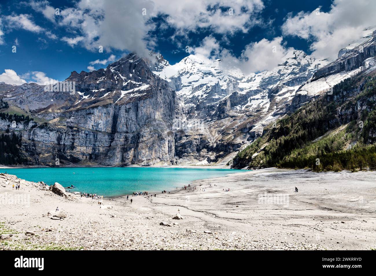Scenic view of Oeschinen Lake (Oeschinensee) and Blüemlisalp mountain ...