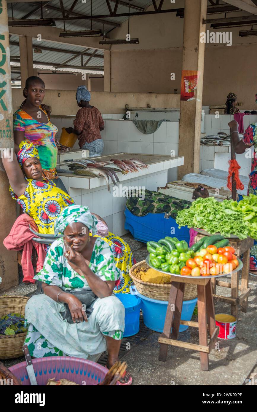 Market in Bakote district in Serekunda, Gambia Stock Photo - Alamy