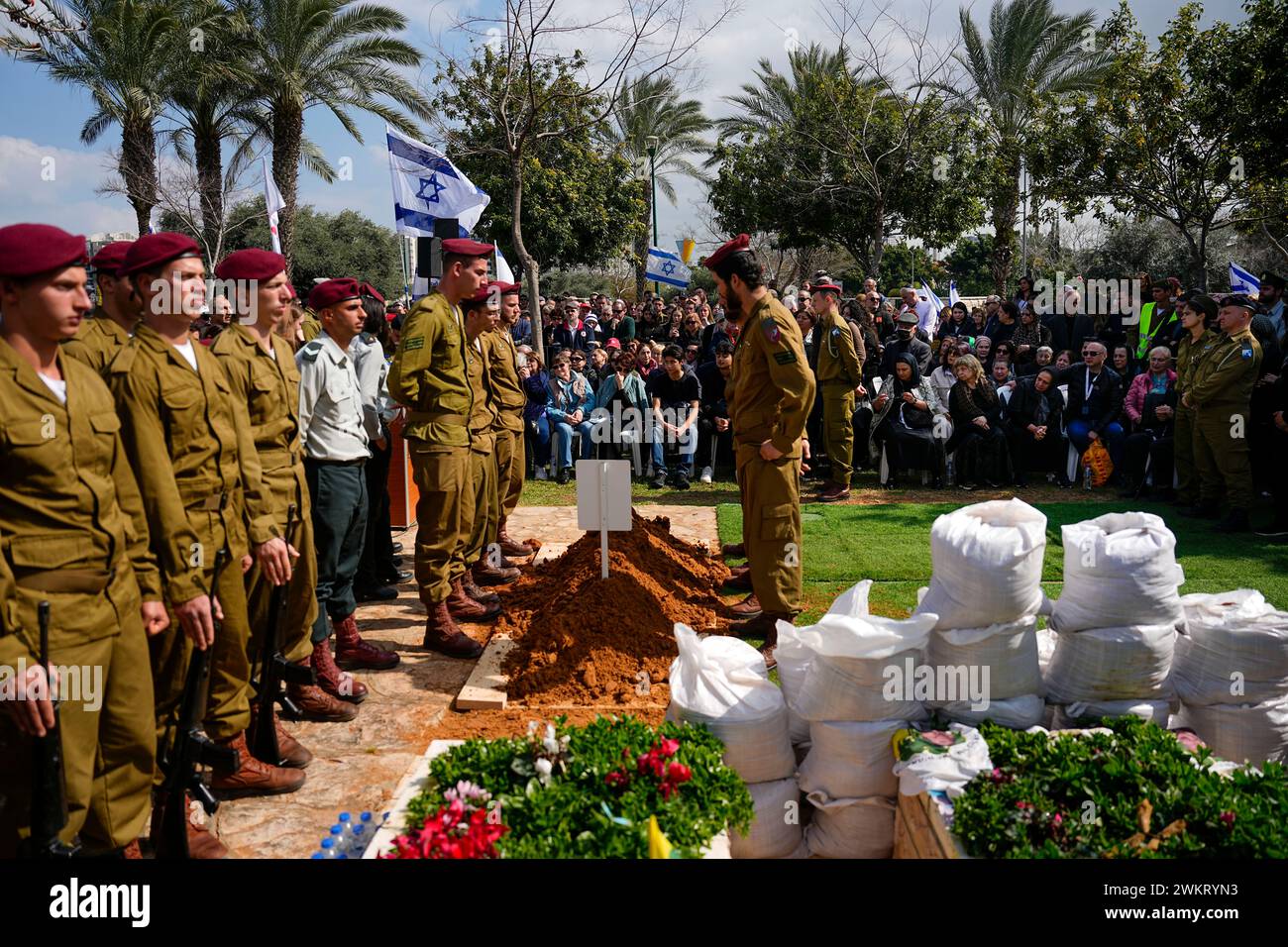 Israeli military honor guard and mourners gather in grief around the ...