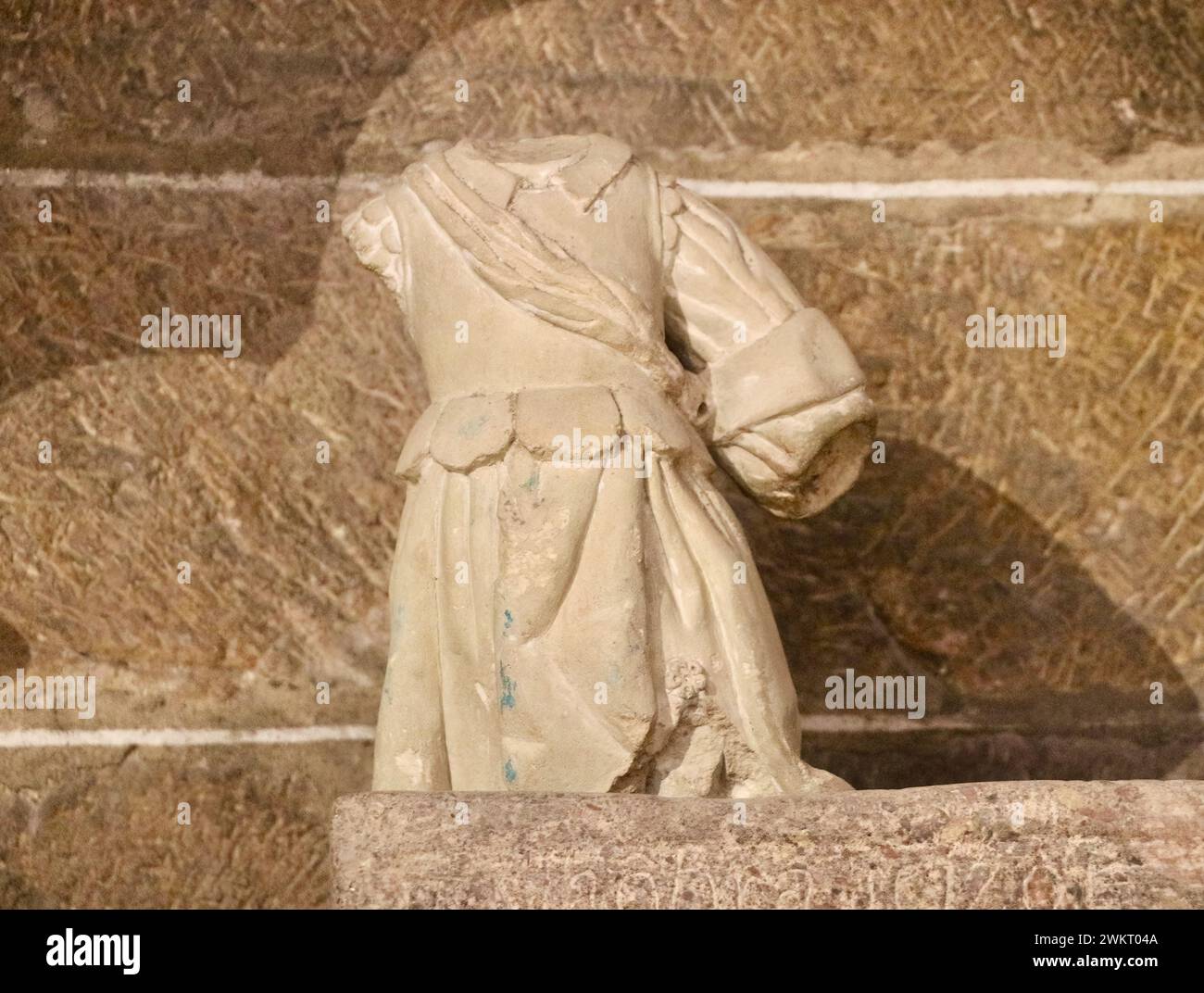 Statue church interior hi-res stock photography and images - Alamy