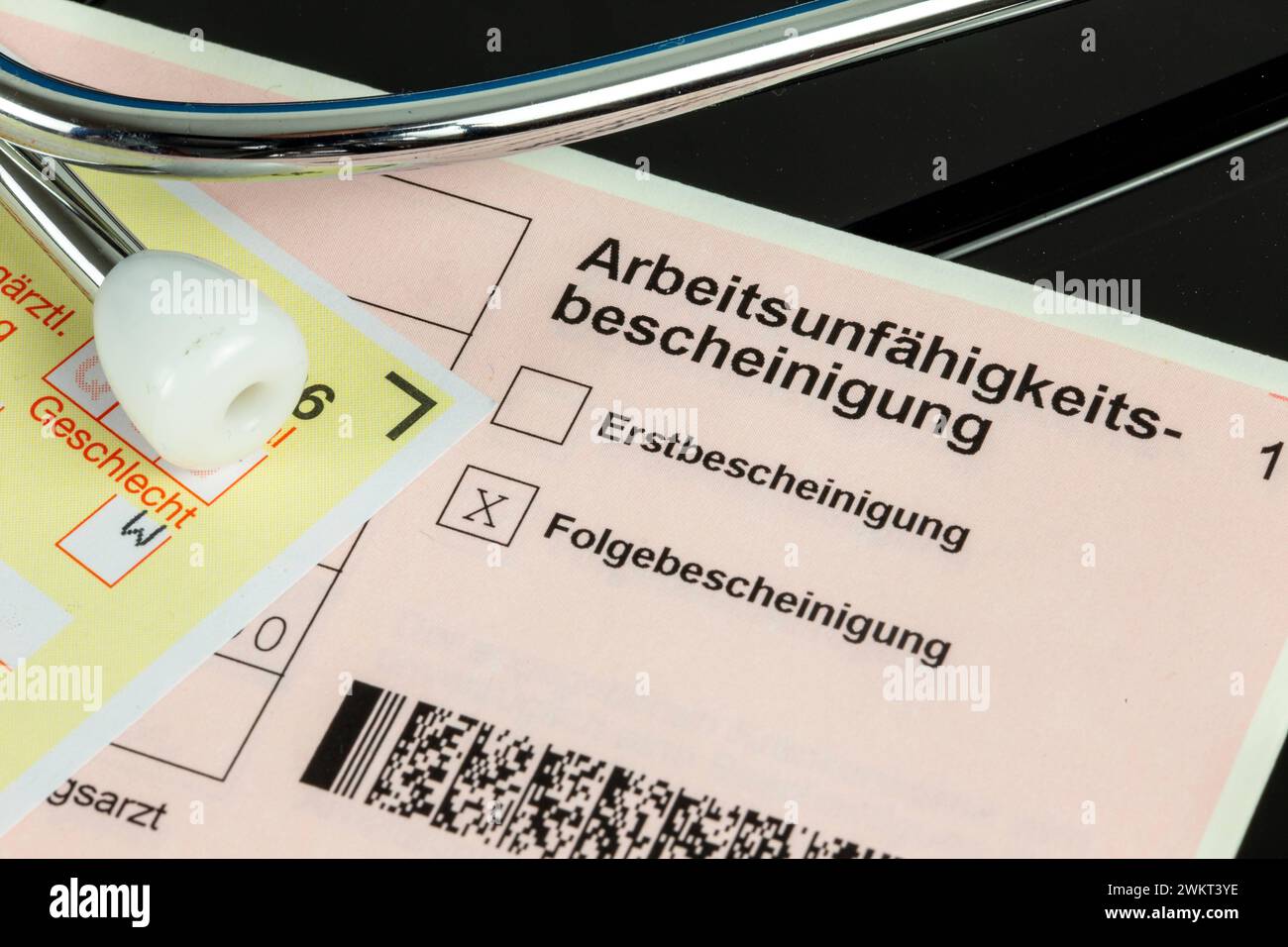 Nahaufnahme einer Arbeitsunfähigkeitsbescheinigung *** Close-up of a ...