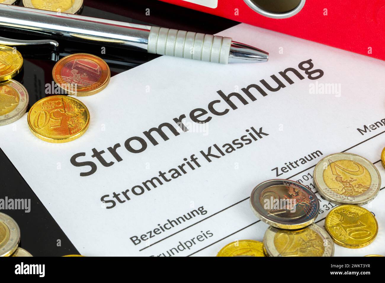 Symbolbild: Nahaufnahme einer Stromrechnung *** Symbolic image Close-up ...