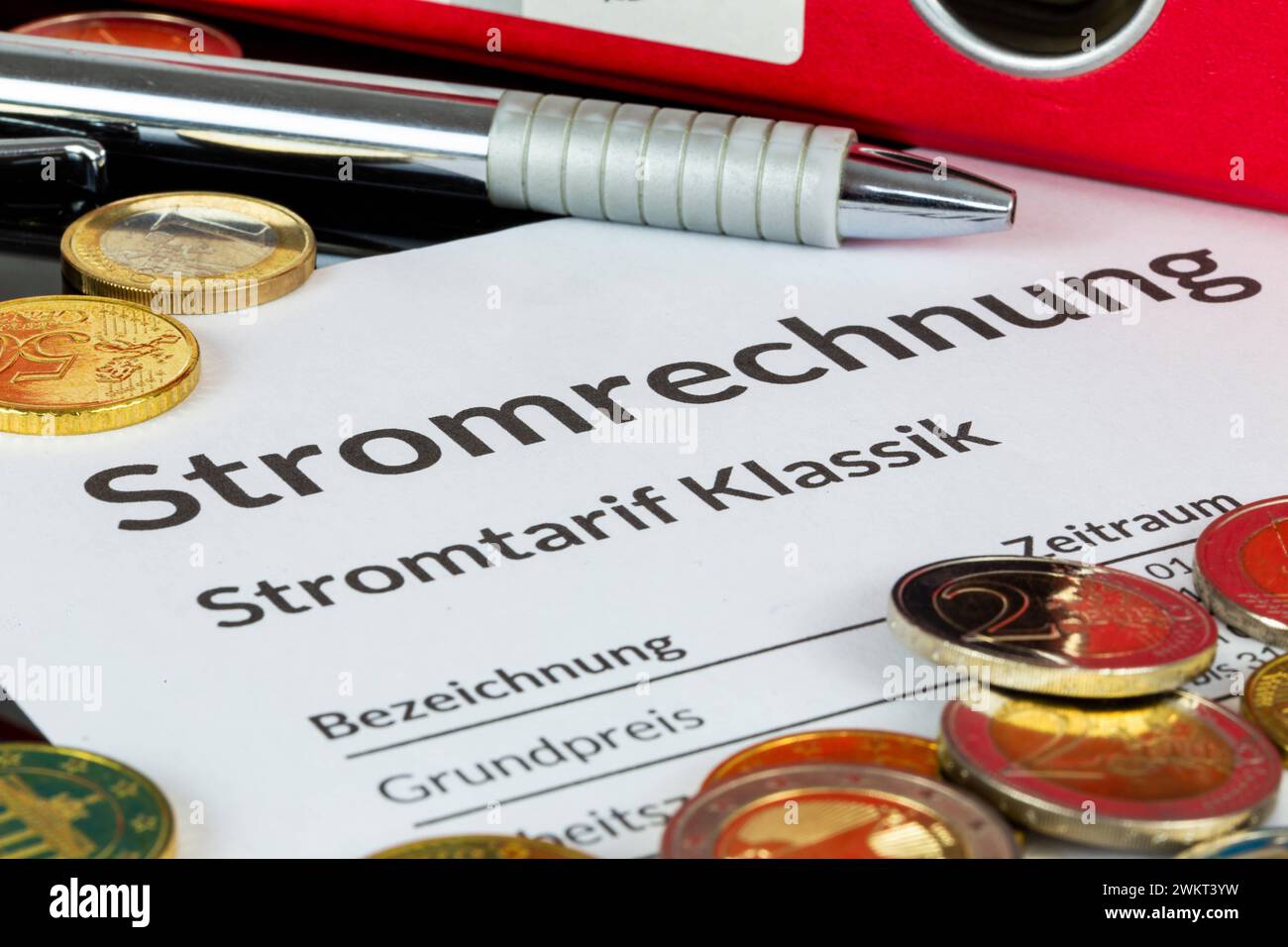 Symbolbild: Nahaufnahme einer Stromrechnung *** Symbolic image Close-up ...