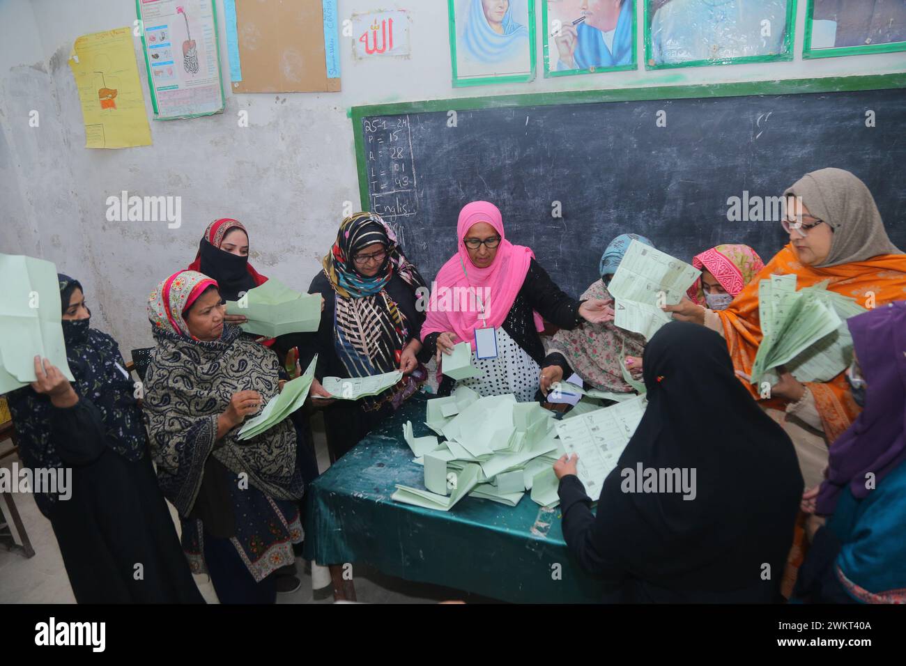 Hyderabad, Pakistan. 08th Feb, 2024. (2/8/2024) Polling staff are ...