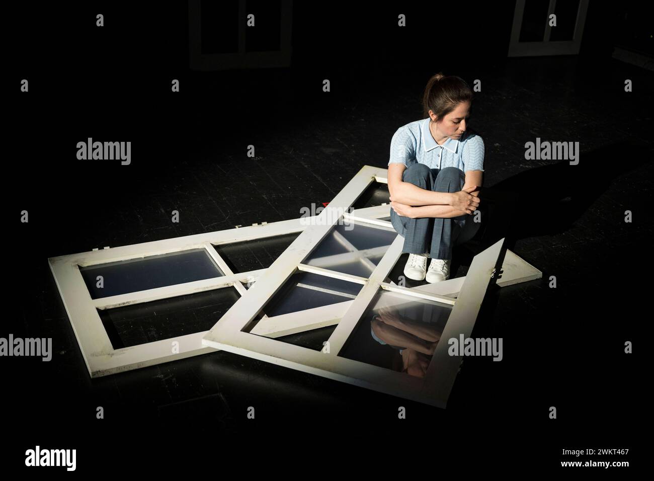 Schauspielerin Vidina Popov spielt bei einer Fotoprobe zum Stück Fremd ...