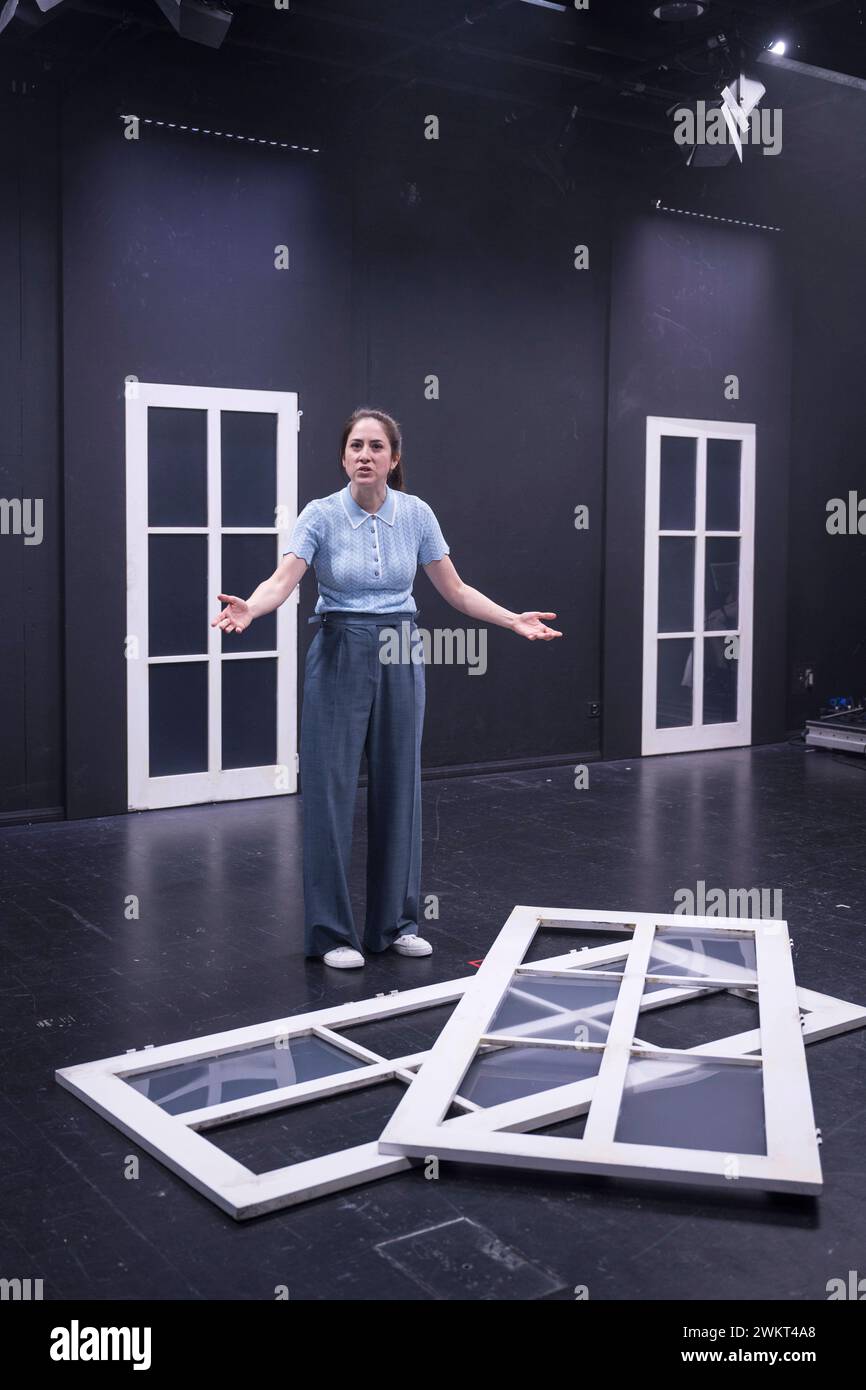 Schauspielerin Vidina Popov spielt bei einer Fotoprobe zum Stück Fremd ...