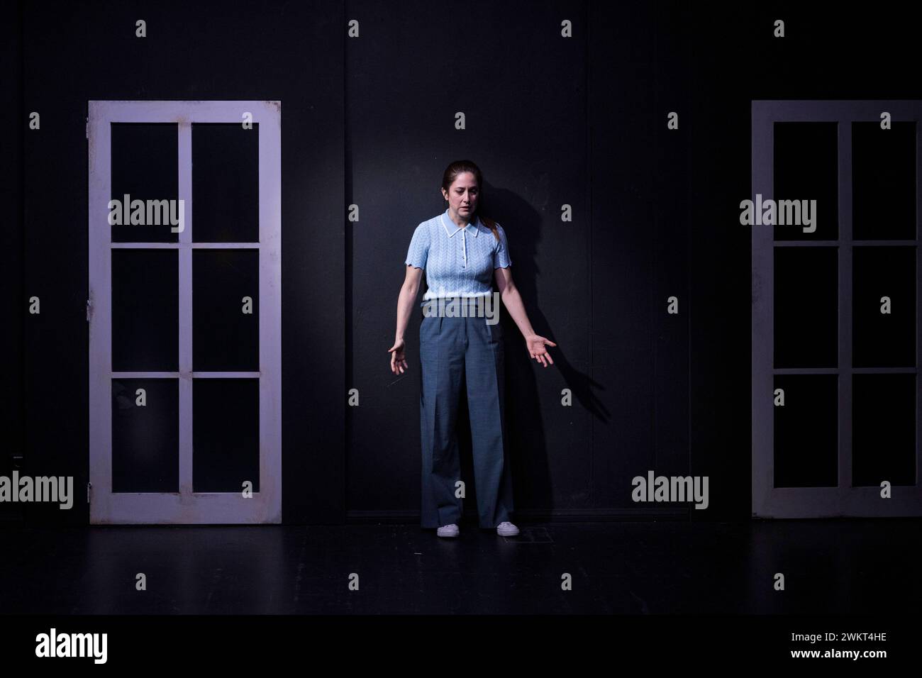 Schauspielerin Vidina Popov spielt bei einer Fotoprobe zum Stück Fremd ...