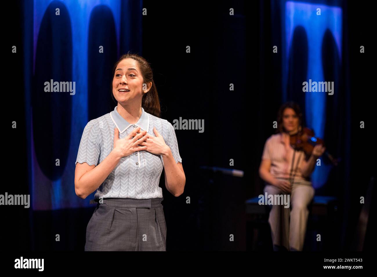 Schauspielerin Vidina Popov spielt bei einer Fotoprobe zum Stück Fremd ...