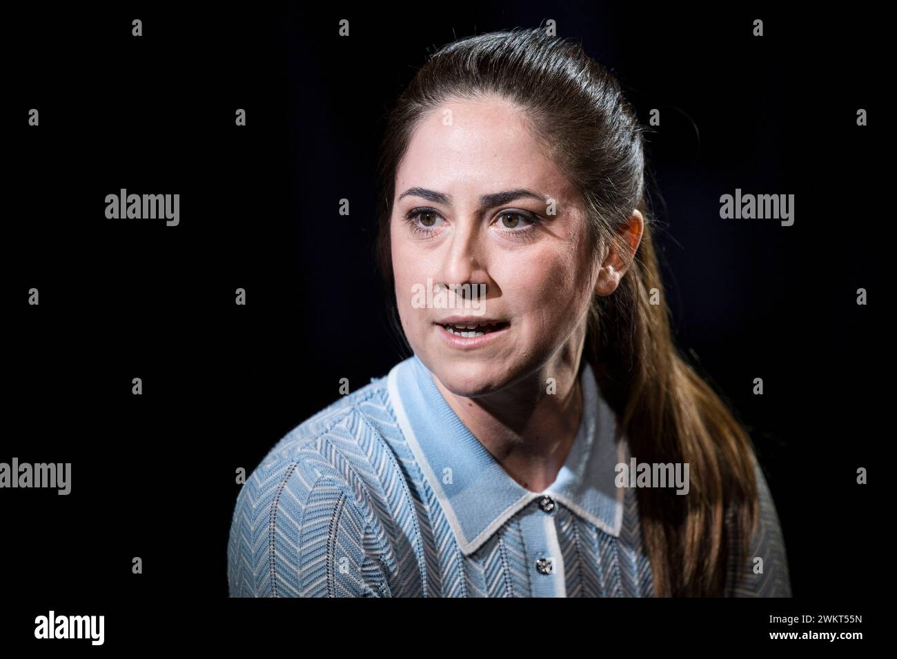 Schauspielerin Vidina Popov spielt bei einer Fotoprobe zum Stück Fremd ...