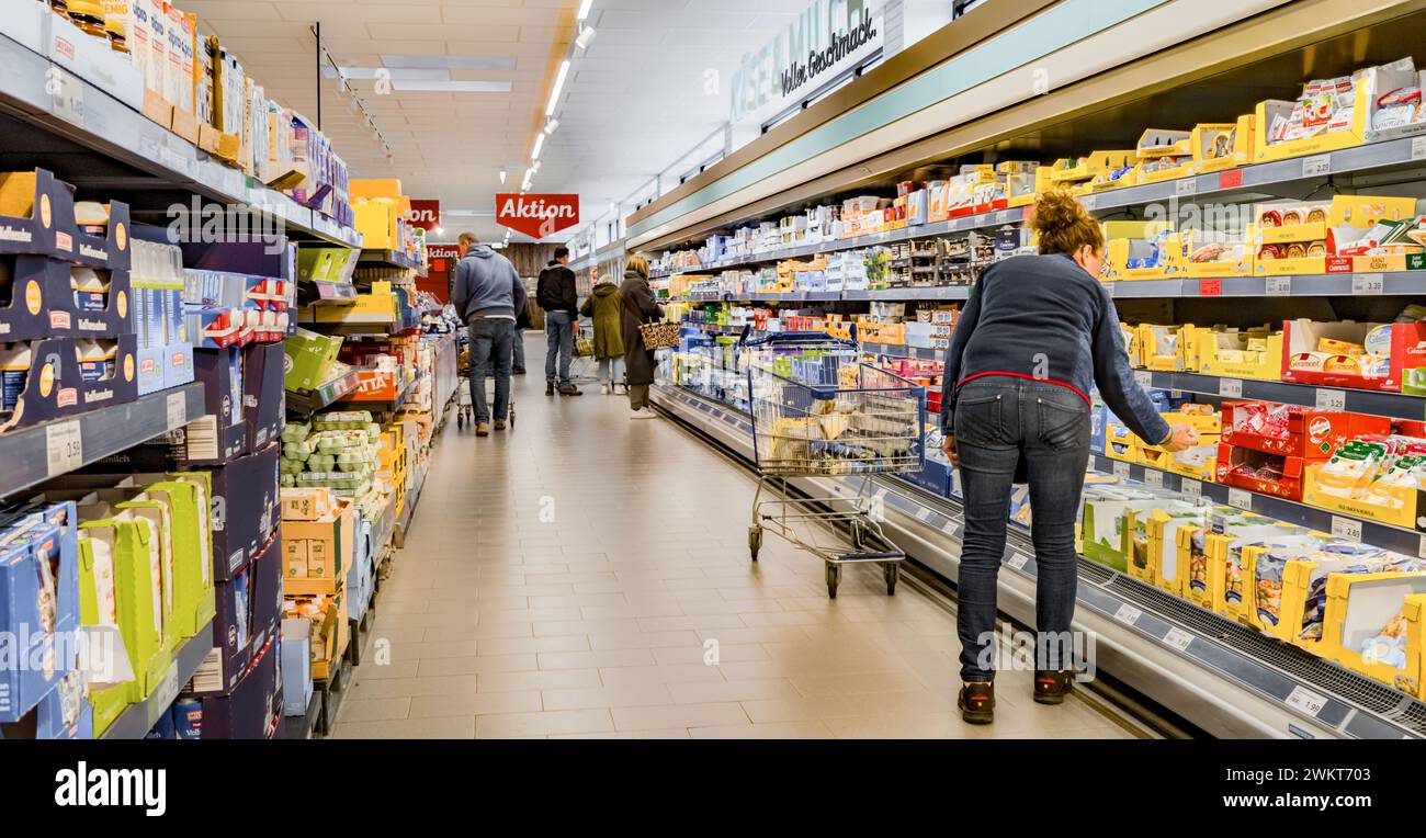 Hamburg, Germany. 22nd Feb, 2024. Customers standing in an ALDI ...