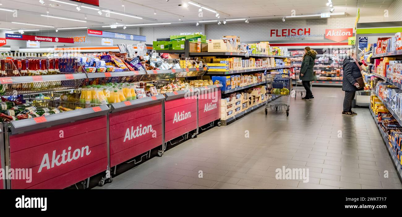 Hamburg, Germany. 22nd Feb, 2024. Customers standing in an ALDI ...
