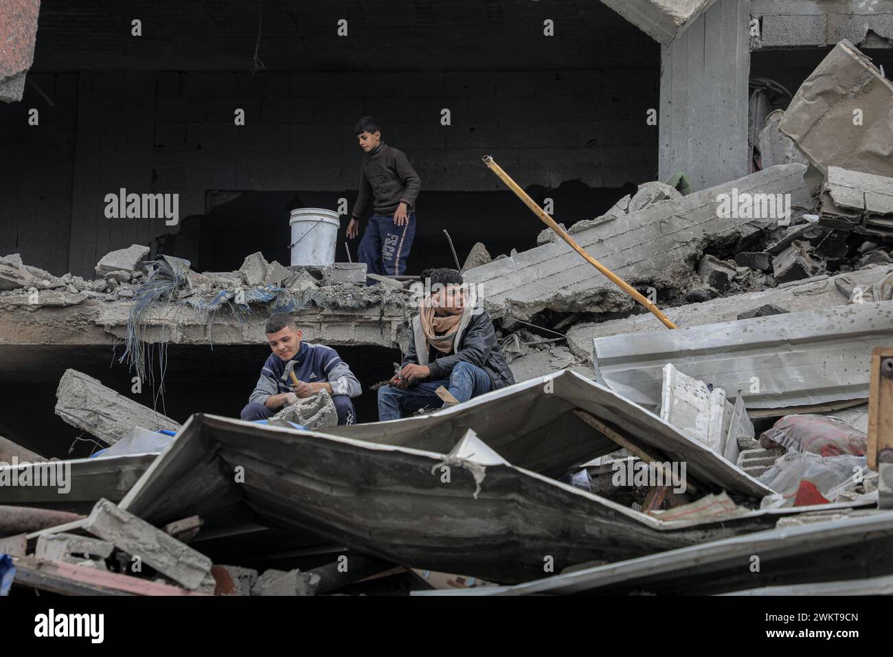 RAFAH, Feb. 22, 2024 (Xinhua) -- People check the rubble of a building ...