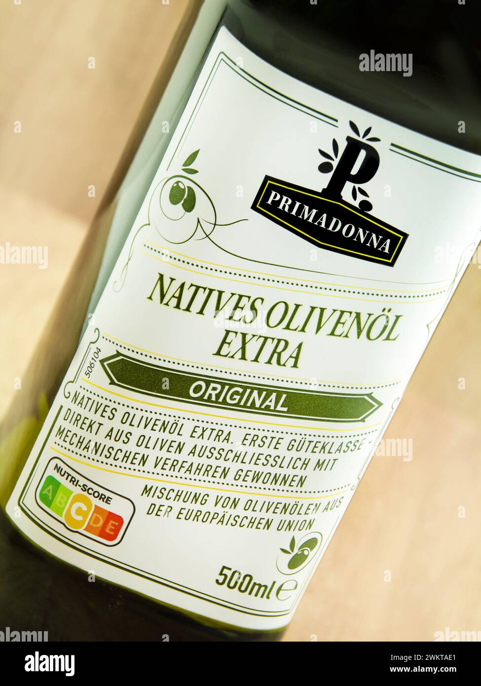 1 Flasche Natives Olivenöl Extra Original Primadonna Stock Photo - Alamy