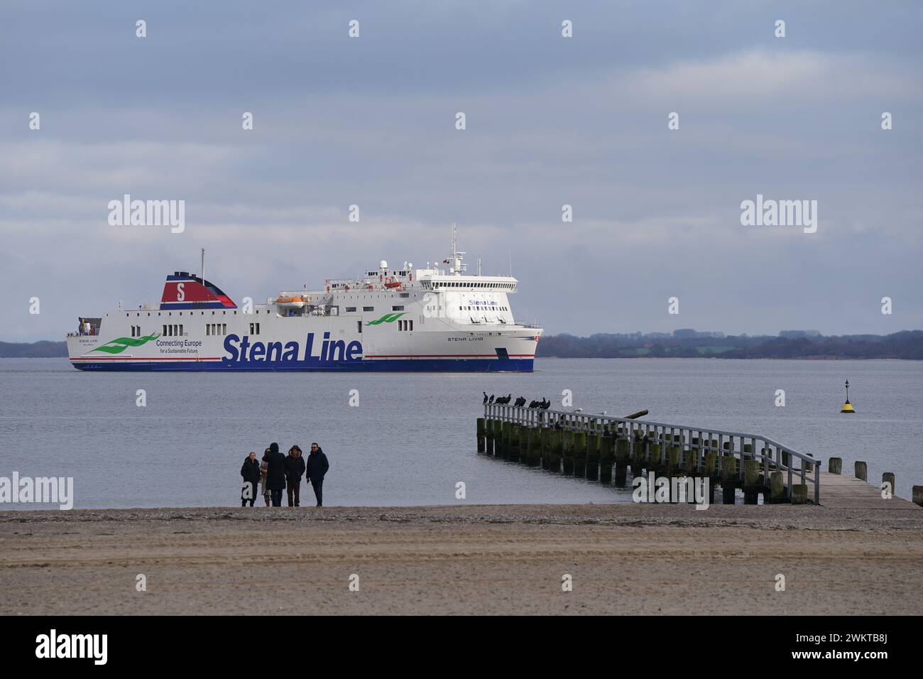 22 February 2024, Schleswig-Holstein, Lübeck-Travemünde: Passers-by ...