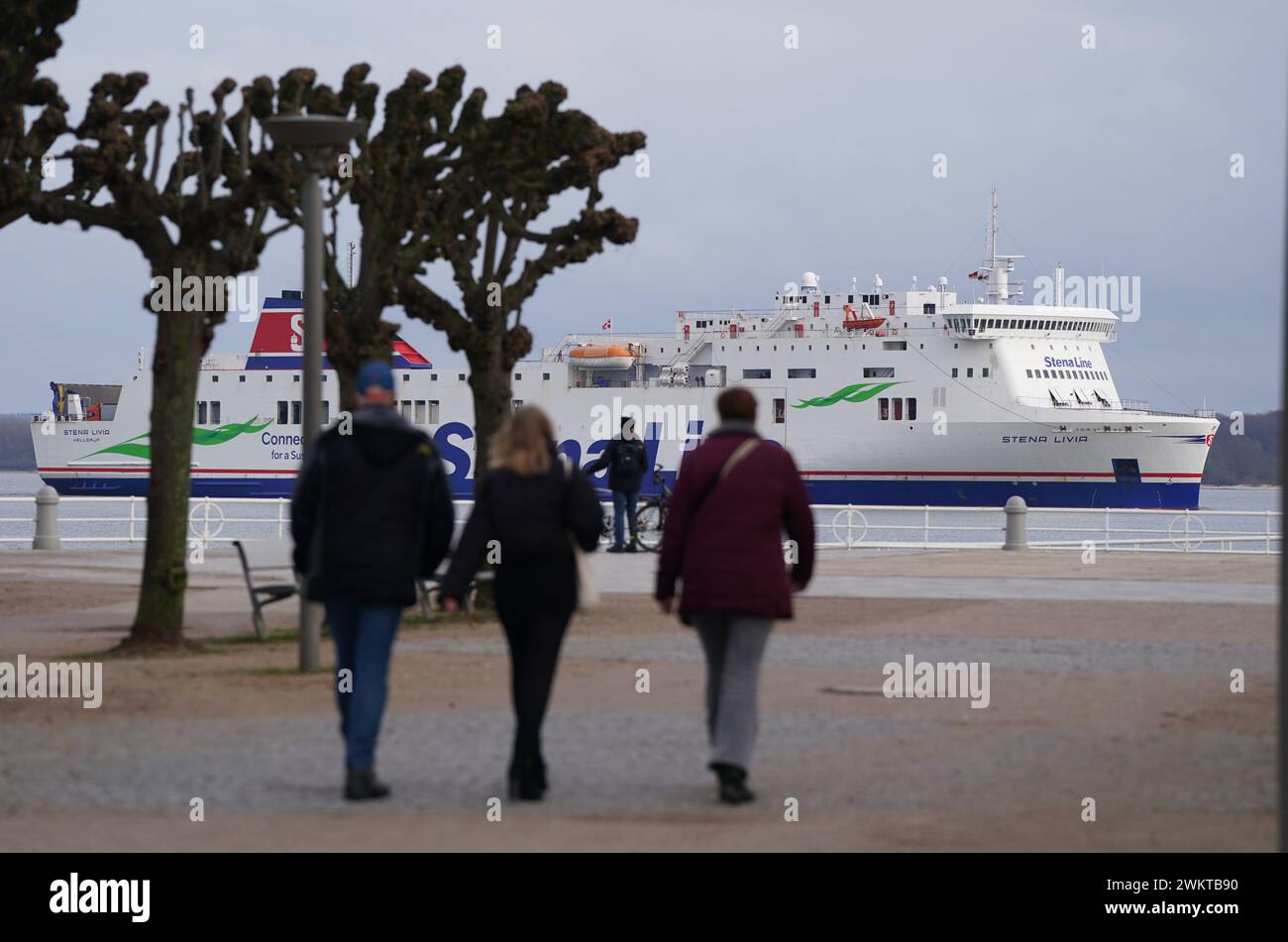22 February 2024, Schleswig-Holstein, Lübeck-Travemünde: Passers-by ...
