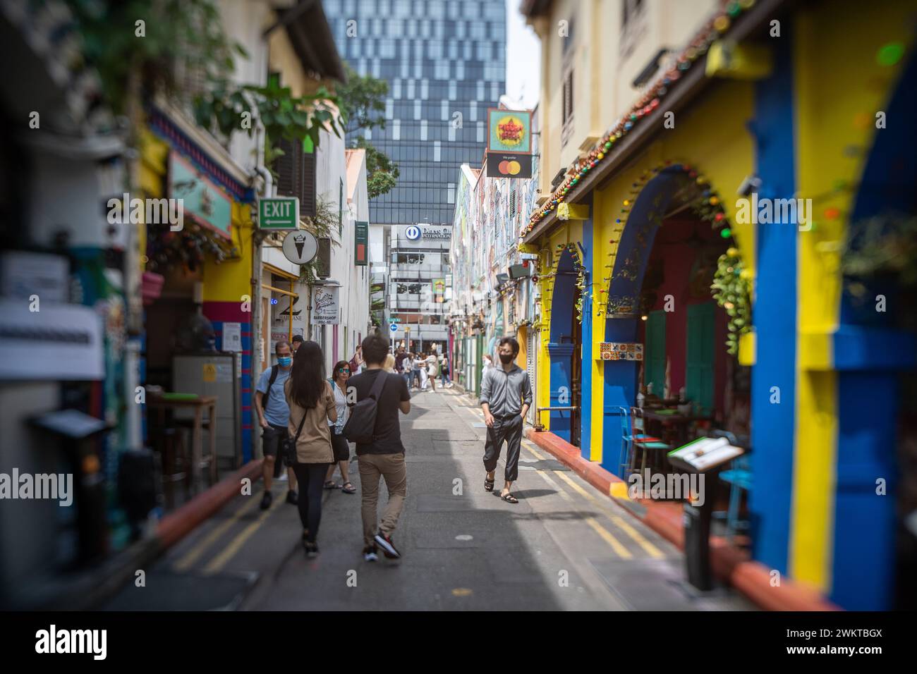 Bustling street lined buildings hi-res stock photography and images - Alamy