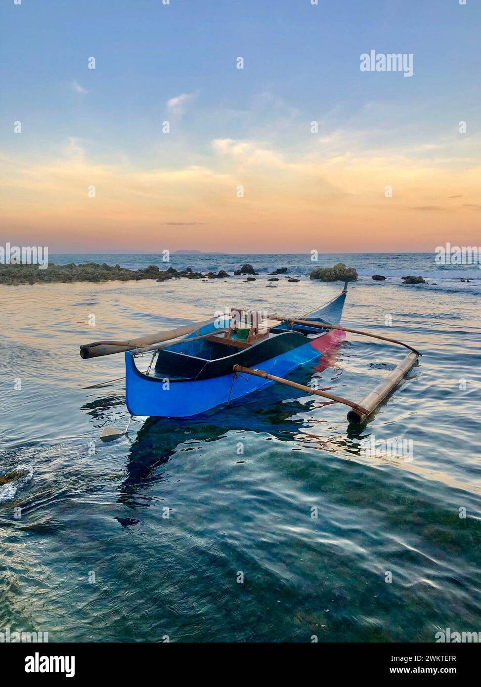 Sea bright sunset boat hi-res stock photography and images - Alamy