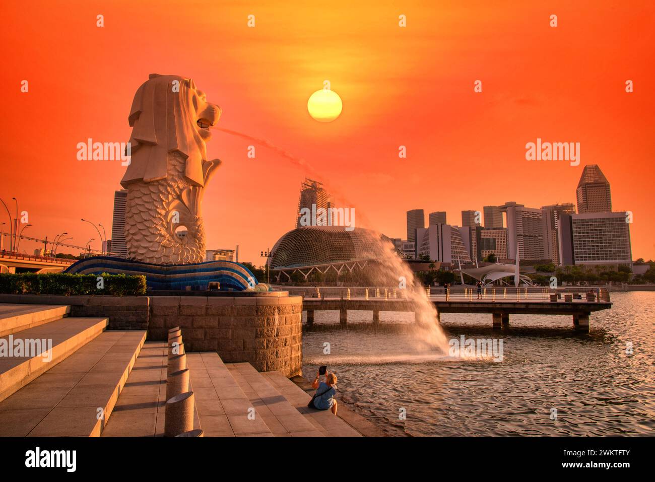 Famous landmarks singapore merlion hi-res stock photography and images ...
