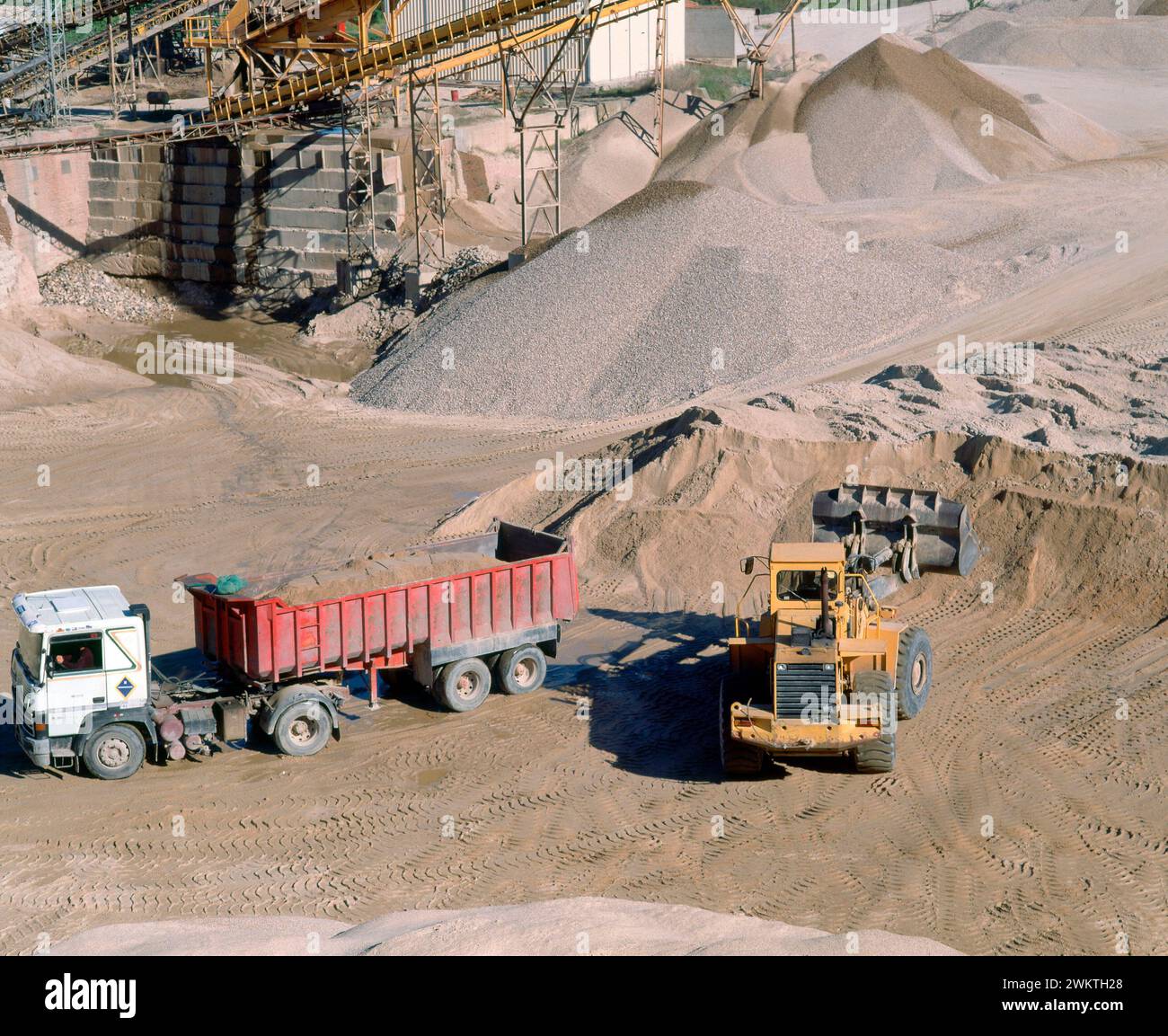 MAQUINA CARGANDO GRAVA EN CAMION. Location: Gravera. Chinchón. MADRID ...