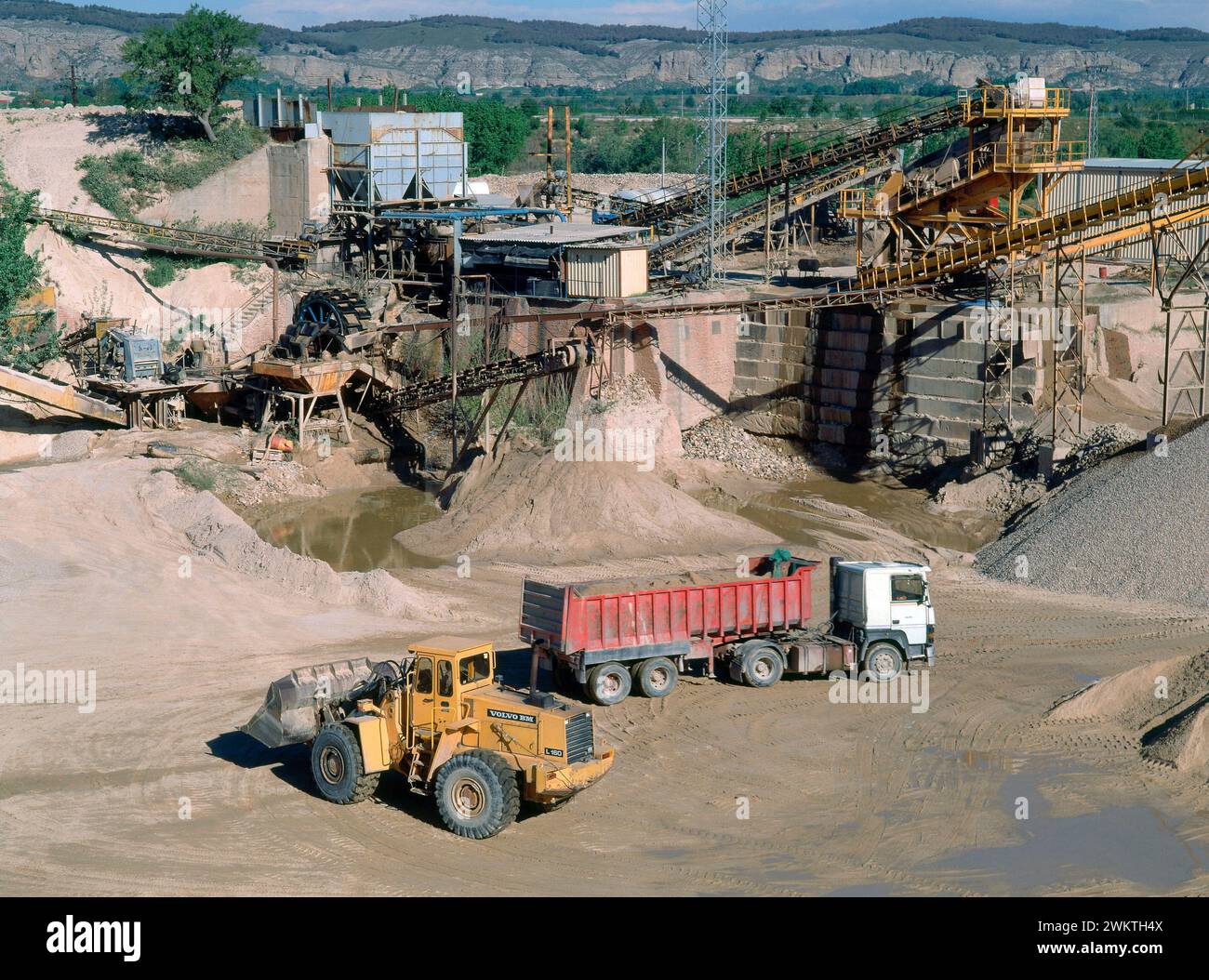 MAQUINA CARGANDO CAMION CON GRAVA. Location: Gravera. Chinchón. MADRID ...