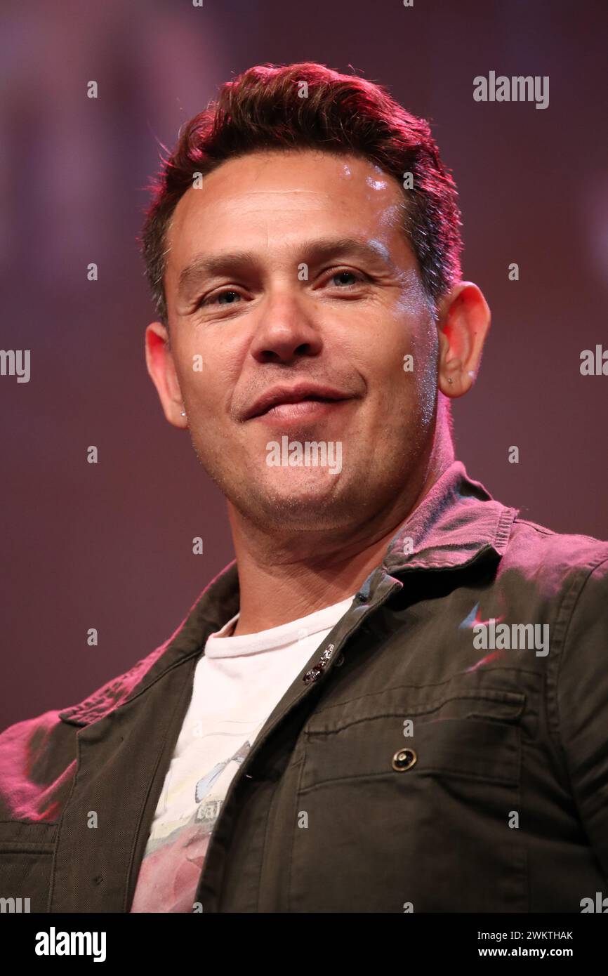 Kevin alejandro serie lucifer detective dan espinoza hi-res stock ...