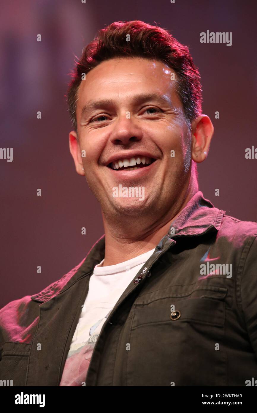 Kevin alejandro serie lucifer detective dan espinoza hi-res stock ...