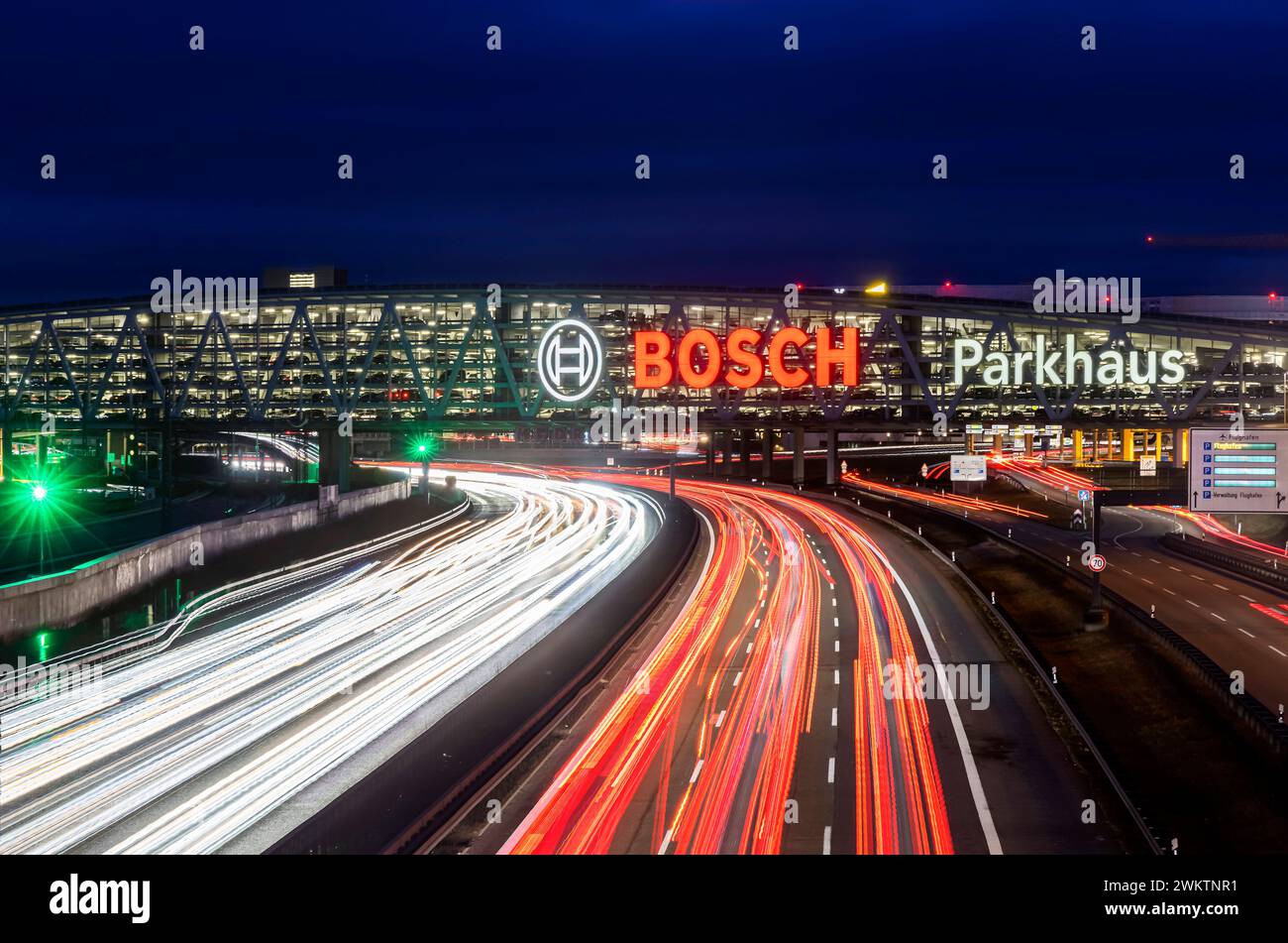 Autobahn A8 am Flughafen Stuttgart mit Bosch-Parkhaus. Die 440 Meter ...