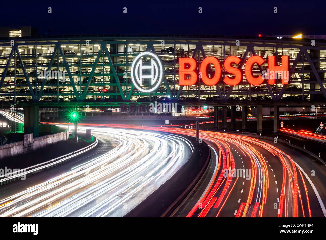 Autobahn A8 am Flughafen Stuttgart mit Bosch-Parkhaus. Die 440 Meter ...