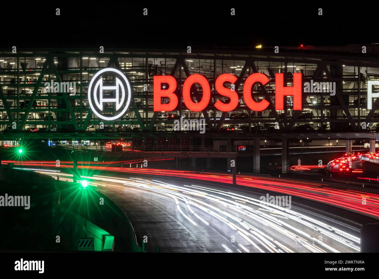 Autobahn A8 am Flughafen Stuttgart mit Bosch-Parkhaus. Die 440 Meter ...