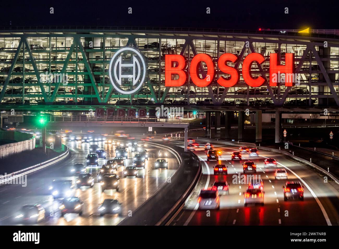 Autobahn A8 am Flughafen Stuttgart mit Bosch-Parkhaus. Die 440 Meter ...