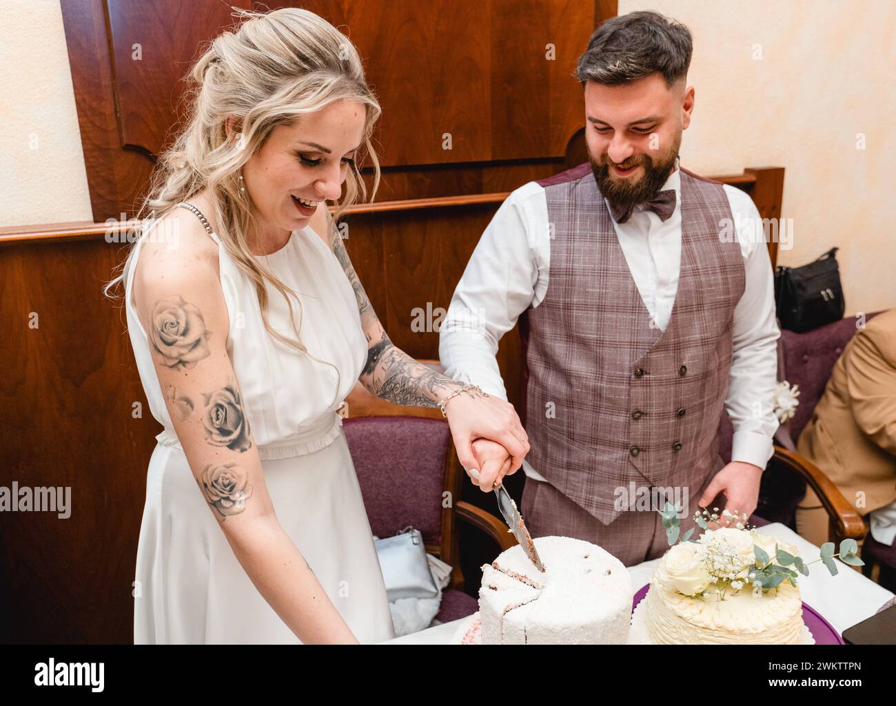 Hochzeitstorte schneiden hi-res stock photography and images - Alamy