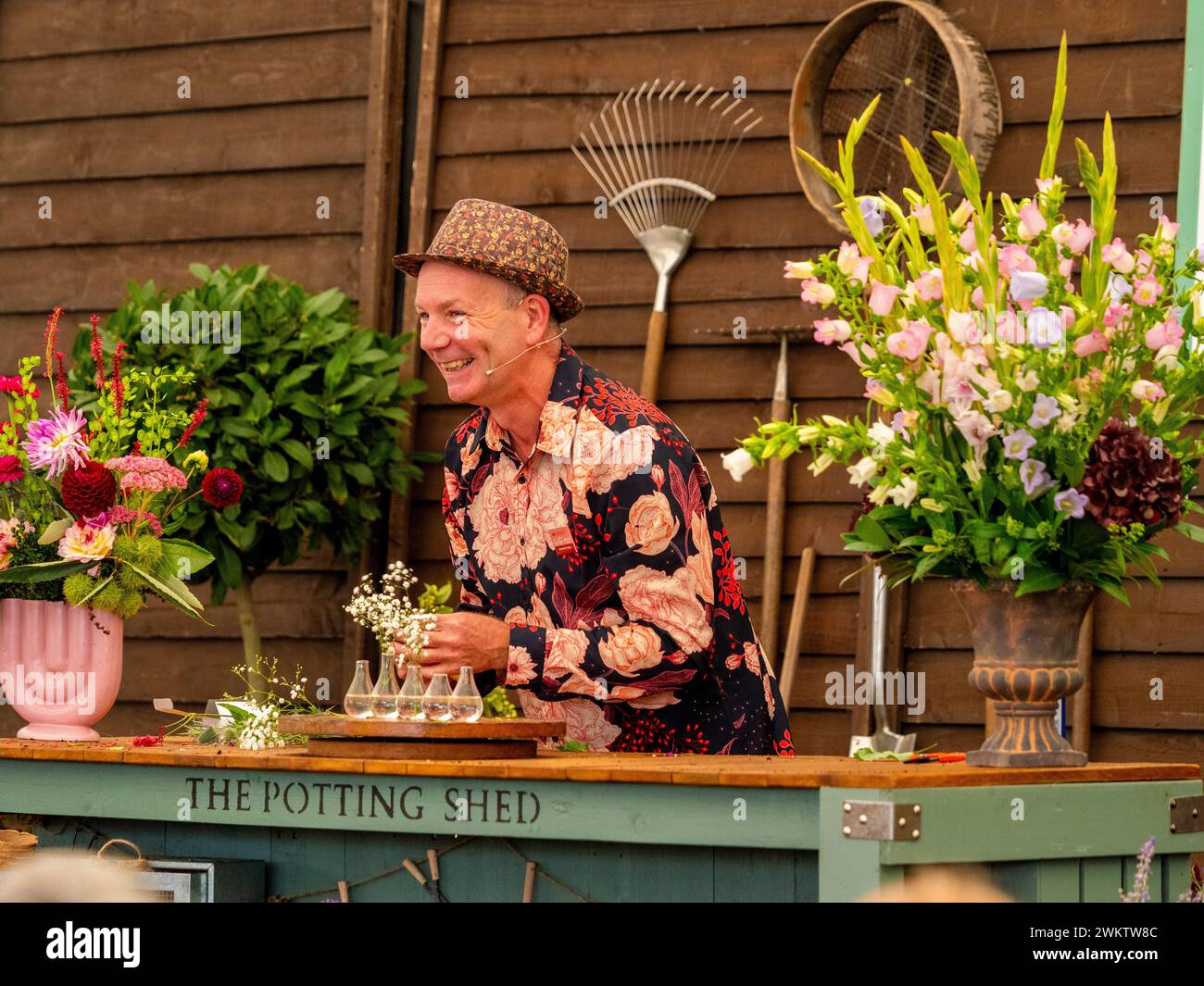 Audience laughing at show hi-res stock photography and images - Alamy