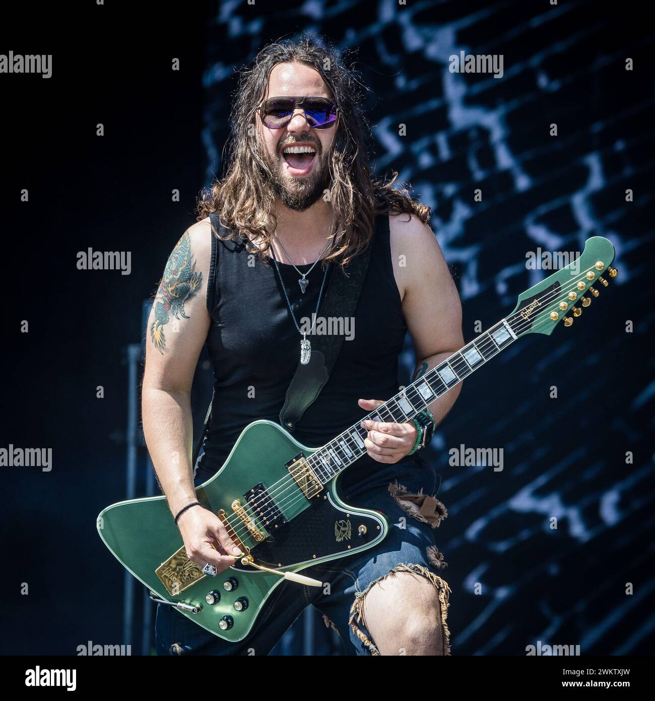 Guitarist wearing sunglasses hi-res stock photography and images - Alamy