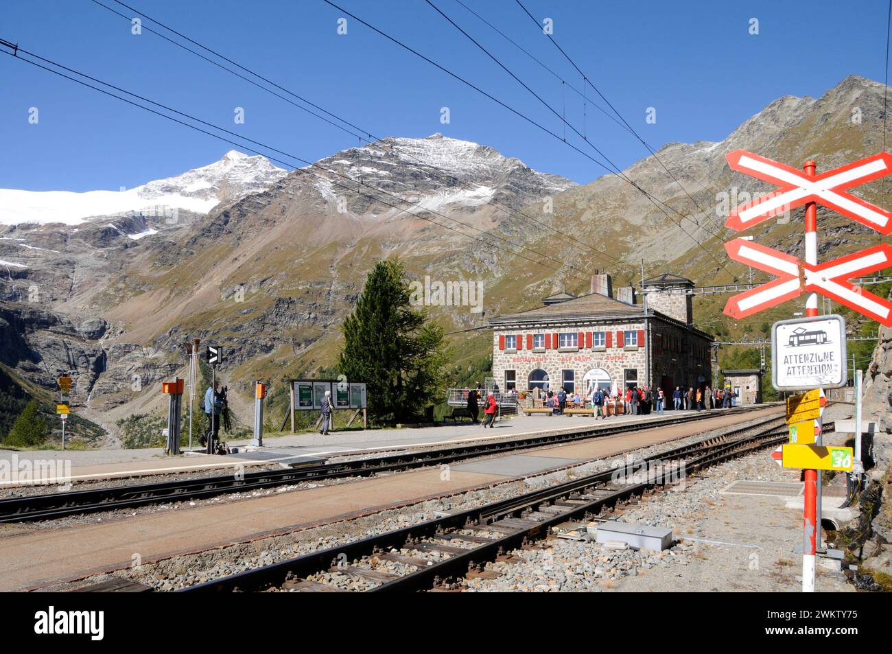 Das Bergrestaurant über der Alp Grüm bietet eine fantastische Aussicht ...